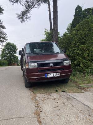 Sarkans Volkswagen Multivan 1995 Rīga, ar dzinēja tilpumu 1.90 L un nobraukumu 425 tūkst. km par 3300 €, foto  vietnē AUTOMOTO.COM.LV