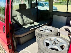 Sarkans Volkswagen Multivan 1997 Rēzekne, ar dzinēja tilpumu 2.50 L un nobraukumu 441 tūkst. km par 3750 €, foto 8 vietnē AUTOMOTO.COM.LV