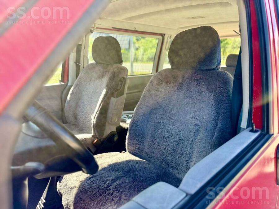 Sarkans Volkswagen Multivan 1997 Rēzekne, ar dzinēja tilpumu 2.50 L un nobraukumu 441 tūkst. km par 3750 €, foto 10 vietnē AUTOMOTO.COM.LV