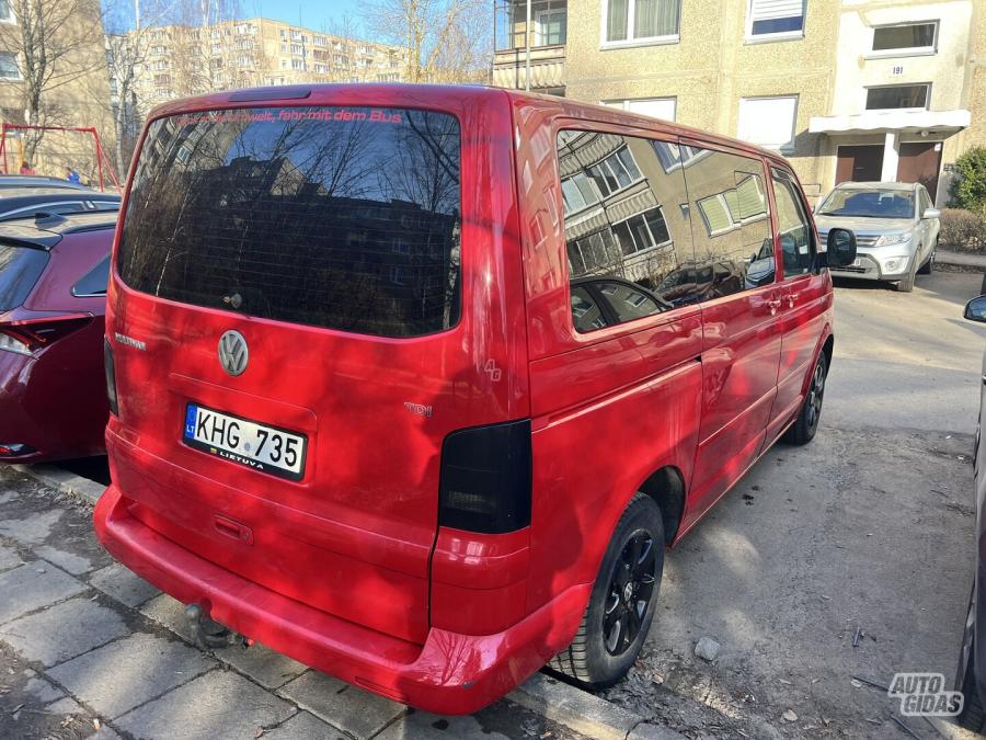 Red Volkswagen Multivan 2004 in Vilnius, with an engine capacity of 2.50 L and mileage of 465 thousand km for 2800 €, photo 5 on AUTOMOTO.COM.LV