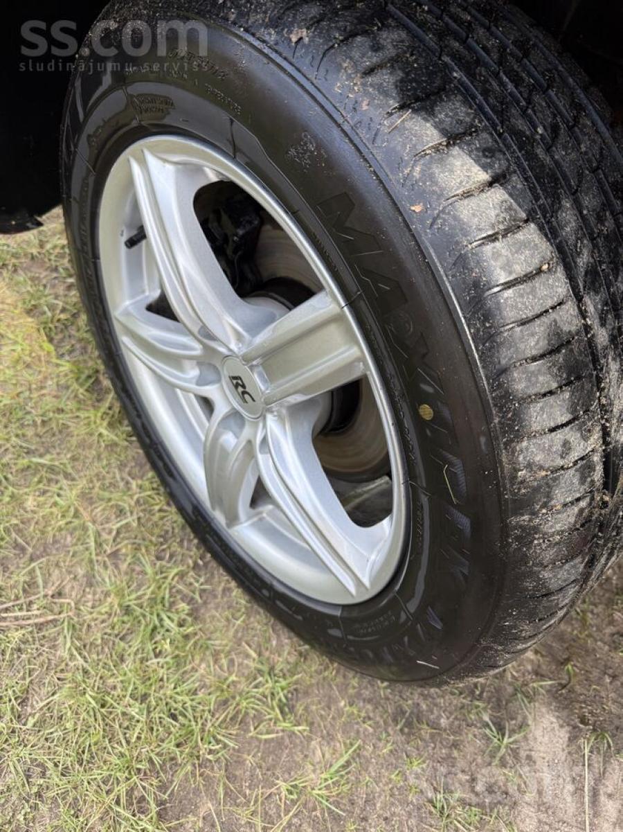 Red Volkswagen Multivan 2004 in Rezekne, with an engine capacity of 2.50 L and mileage of 247 thousand km for 6300 €, photo 11 on AUTOMOTO.COM.LV