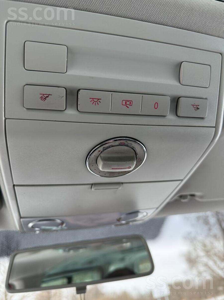 Red Volkswagen Multivan 2004 in Rezekne, with an engine capacity of 2.50 L and mileage of 247 thousand km for 6300 €, photo 23 on AUTOMOTO.COM.LV