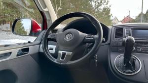 Sarkans Volkswagen Multivan 2013 Viļņa, ar dzinēja tilpumu 1.97 L un nobraukumu 297 tūkst. km par 15700 €, foto 15 vietnē AUTOMOTO.COM.LV