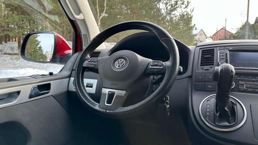 Sarkans Volkswagen Multivan 2013 Viļņa, ar dzinēja tilpumu 1.97 L un nobraukumu 297 tūkst. km par 15700 €, foto 15 vietnē AUTOMOTO.COM.LV