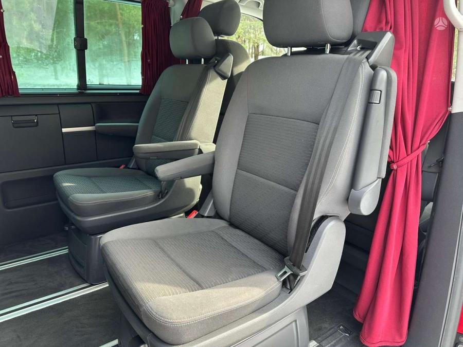 Sarkans Volkswagen Multivan 2013 Viļņa, ar dzinēja tilpumu 1.97 L un nobraukumu 297 tūkst. km par 15700 €, foto 22 vietnē AUTOMOTO.COM.LV