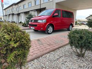 Red Volkswagen Multivan 2013 in Vilnius, with an engine capacity of 1.97 L and mileage of 297 thousand km for 13900 €, photo 14 on AUTOMOTO.COM.LV