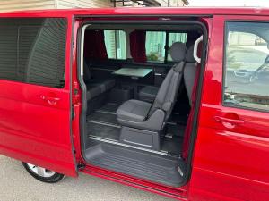 Red Volkswagen Multivan 2013 in Vilnius, with an engine capacity of 1.97 L and mileage of 297 thousand km for 13900 €, photo 17 on AUTOMOTO.COM.LV