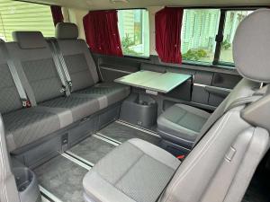 Red Volkswagen Multivan 2013 in Vilnius, with an engine capacity of 1.97 L and mileage of 297 thousand km for 13900 €, photo 23 on AUTOMOTO.COM.LV