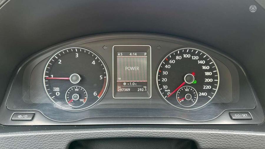Red Volkswagen Multivan 2013 in Vilnius, with an engine capacity of 1.97 L and mileage of 297 thousand km for 13900 €, photo 34 on AUTOMOTO.COM.LV