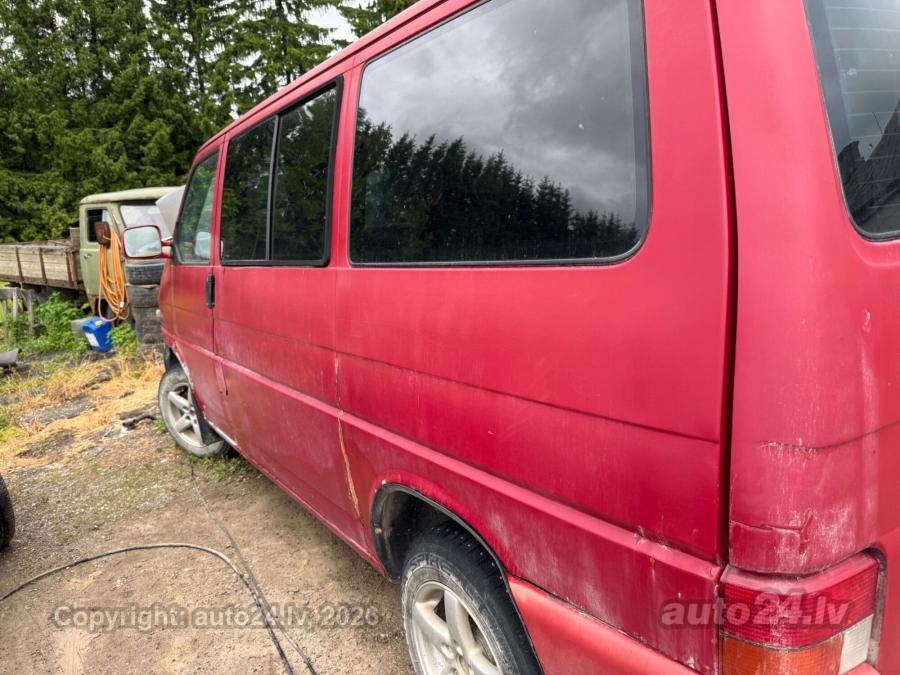 Red Volkswagen Multivan 1997 in Tallinn, with an engine capacity of 2.50 L and mileage of 507 thousand km for 849 €, photo 4 on AUTOMOTO.COM.LV