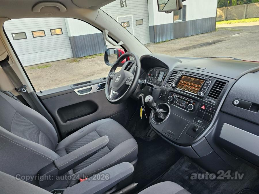 Sarkans Volkswagen Multivan 2011 Tartu, ar dzinēja tilpumu 2.00 L un nobraukumu 228 tūkst. km par 14990 €, foto 13 vietnē AUTOMOTO.COM.LV