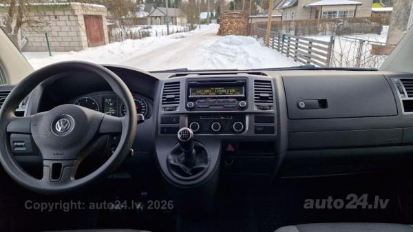 Red Volkswagen Multivan 2014 in Kivioli, with an engine capacity of 2.00 L and mileage of 110 thousand km for 17500 €, photo 7 on AUTOMOTO.COM.LV