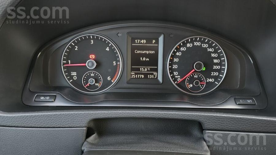 Violet Volkswagen Multivan 2015 in Valmiera, with an engine capacity of 2.00 L and mileage of 252 thousand km for 21000 €, photo 13 on AUTOMOTO.COM.LV