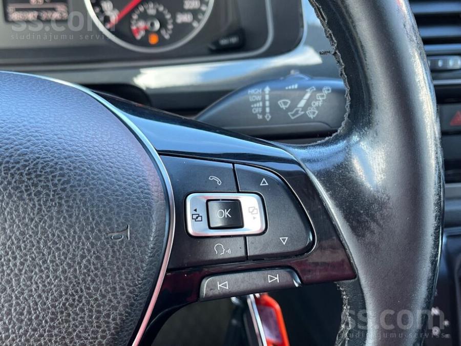 Violet Volkswagen Multivan 2016 in Riga, with an engine capacity of 2.00 L and mileage of 286 thousand km for 20200 €, photo 18 on AUTOMOTO.COM.LV