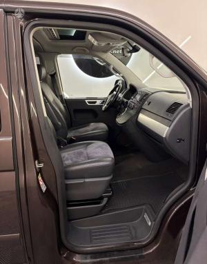 Violet Volkswagen Multivan 2010 in Marijampole, with an engine capacity of 1.97 L and mileage of 257 thousand km for 15999 €, photo 21 on AUTOMOTO.COM.LV