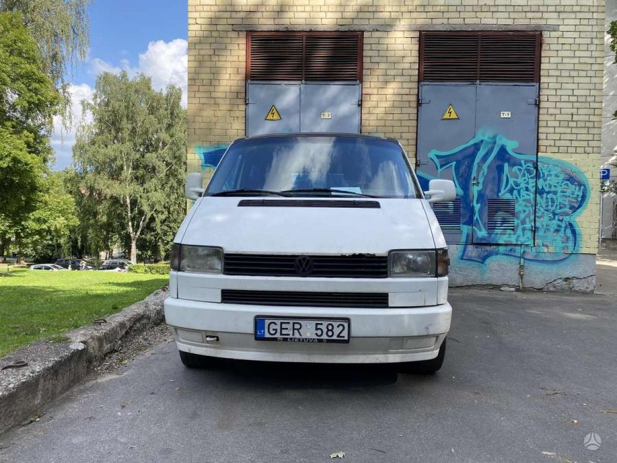 White Volkswagen Multivan 1996 in Vilnius, with an engine capacity of 2.40 L and mileage of 567 thousand km for 1499 €, photo 1 on AUTOMOTO.COM.LV