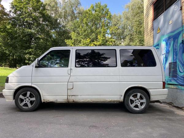 White Volkswagen Multivan 1996 in Vilnius, with an engine capacity of 2.40 L and mileage of 567 thousand km for 1499 €, photo 3 on AUTOMOTO.COM.LV