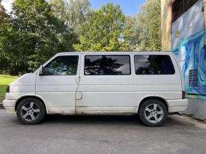 White Volkswagen Multivan 1996 in Vilnius, with an engine capacity of 2.40 L and mileage of 567 thousand km for 1499 €, photo 3 on AUTOMOTO.COM.LV