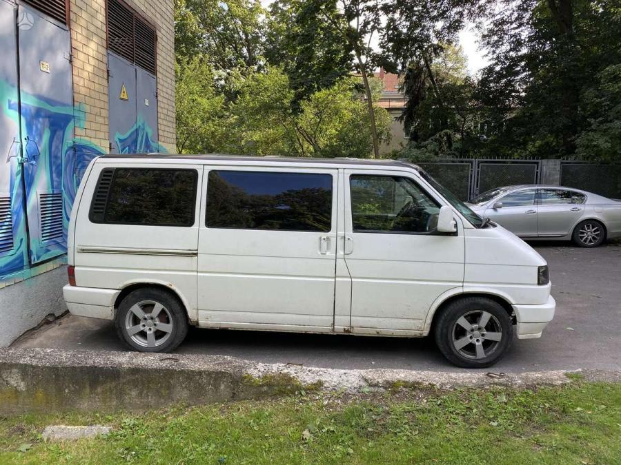 White Volkswagen Multivan 1996 in Vilnius, with an engine capacity of 2.40 L and mileage of 567 thousand km for 1499 €, photo 4 on AUTOMOTO.COM.LV