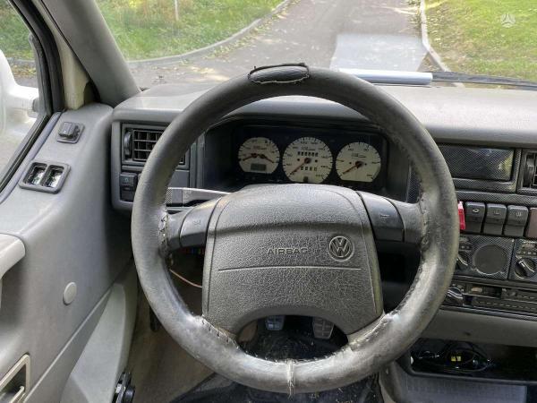 White Volkswagen Multivan 1996 in Vilnius, with an engine capacity of 2.40 L and mileage of 567 thousand km for 1499 €, photo 6 on AUTOMOTO.COM.LV