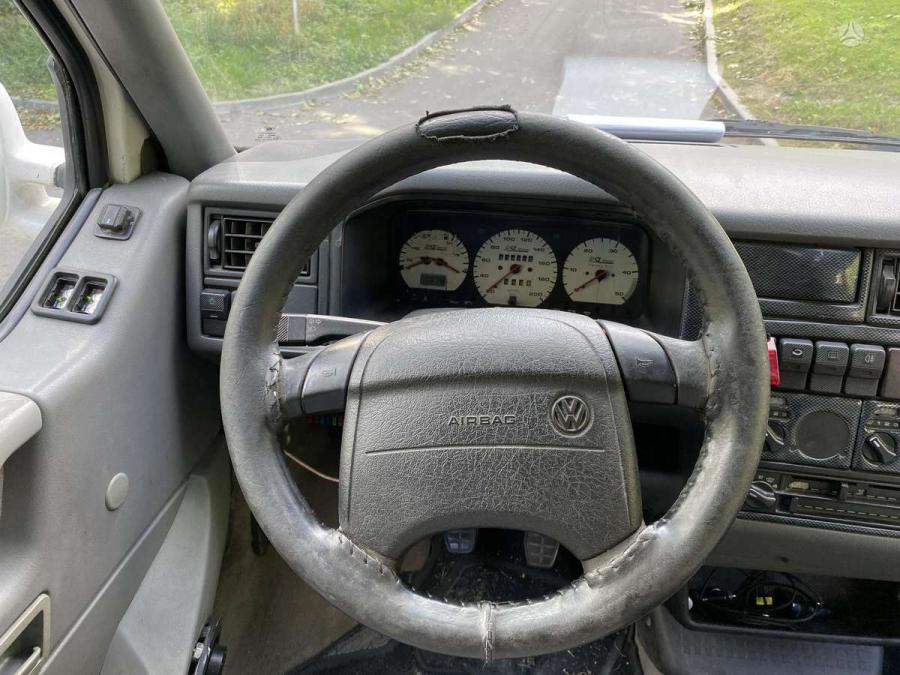 White Volkswagen Multivan 1996 in Vilnius, with an engine capacity of 2.40 L and mileage of 567 thousand km for 1499 €, photo 6 on AUTOMOTO.COM.LV