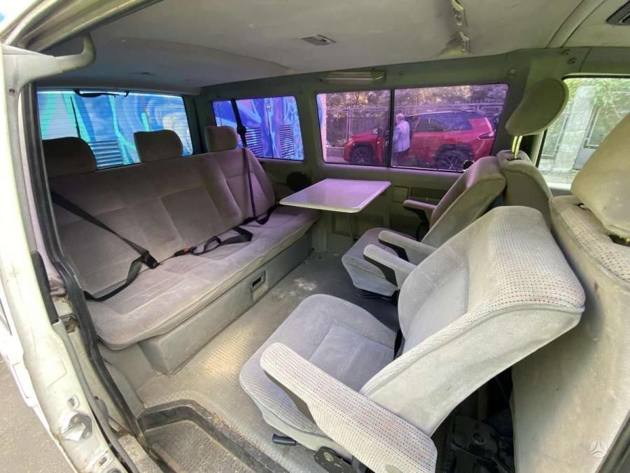 White Volkswagen Multivan 1996 in Vilnius, with an engine capacity of 2.40 L and mileage of 567 thousand km for 1499 €, photo 8 on AUTOMOTO.COM.LV
