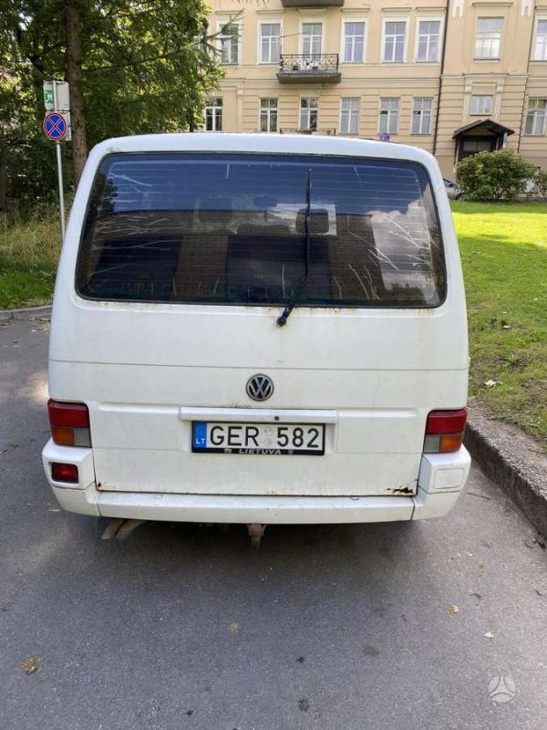 White Volkswagen Multivan 1996 in Vilnius, with an engine capacity of 2.40 L and mileage of 567 thousand km for 1499 €, photo 9 on AUTOMOTO.COM.LV