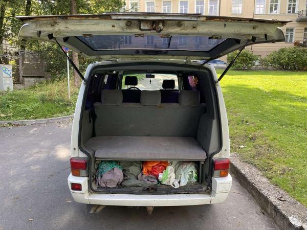White Volkswagen Multivan 1996 in Vilnius, with an engine capacity of 2.40 L and mileage of 567 thousand km for 1499 €, photo 10 on AUTOMOTO.COM.LV