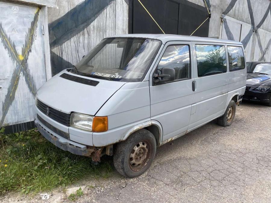 White Volkswagen Multivan 1996 in Vilnius, with an engine capacity of 2.40 L and mileage of 567 thousand km for 1499 €, photo 12 on AUTOMOTO.COM.LV
