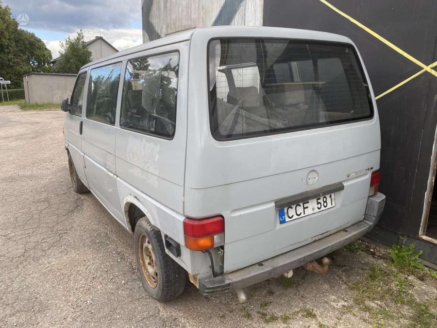 White Volkswagen Multivan 1996 in Vilnius, with an engine capacity of 2.40 L and mileage of 567 thousand km for 1499 €, photo 13 on AUTOMOTO.COM.LV