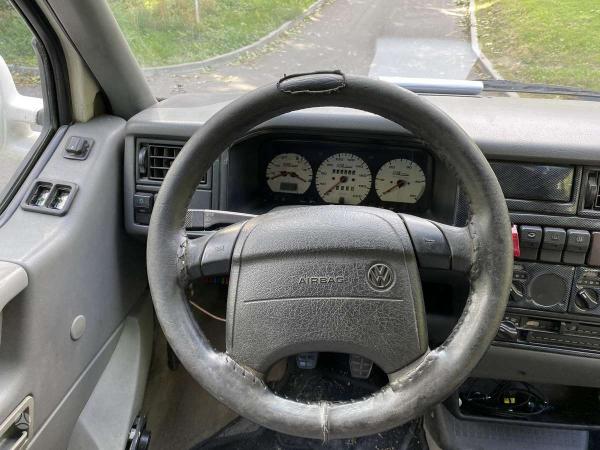 White Volkswagen Multivan 1996 in Vilnius, with an engine capacity of 2.40 L and mileage of 567 thousand km for 1499 €, photo 7 on AUTOMOTO.COM.LV
