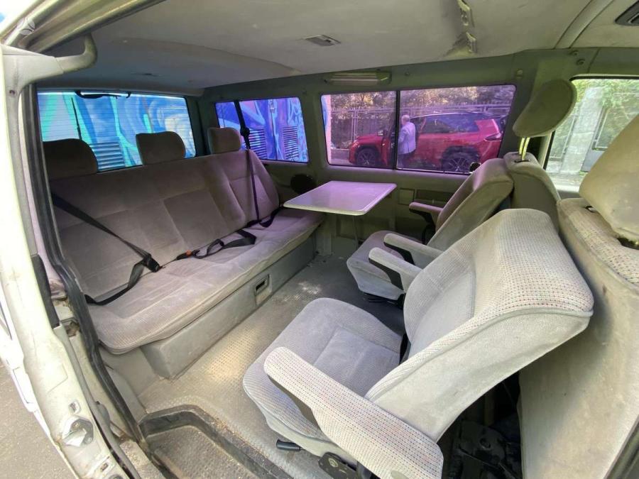 White Volkswagen Multivan 1996 in Vilnius, with an engine capacity of 2.40 L and mileage of 567 thousand km for 1499 €, photo 8 on AUTOMOTO.COM.LV