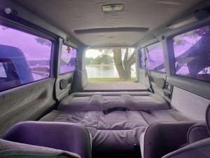 White Volkswagen Multivan 1996 in Vilnius, with an engine capacity of 2.40 L and mileage of 567 thousand km for 1499 €, photo 9 on AUTOMOTO.COM.LV