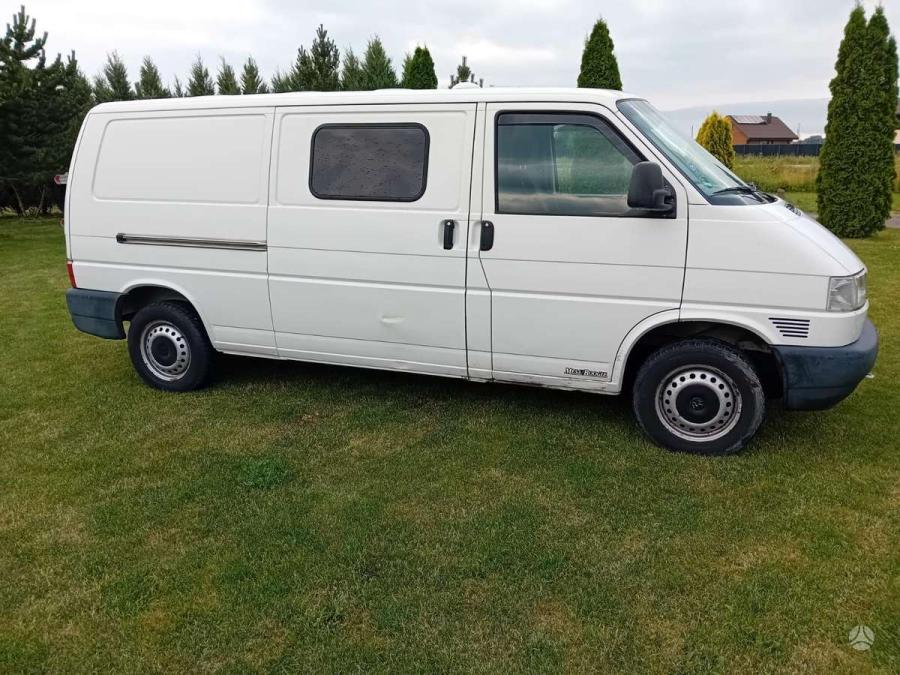 White Volkswagen Multivan 2003 in Marijampole, with an engine capacity of 2.50 L and mileage of 270 thousand km for 6200 €, photo 3 on AUTOMOTO.COM.LV
