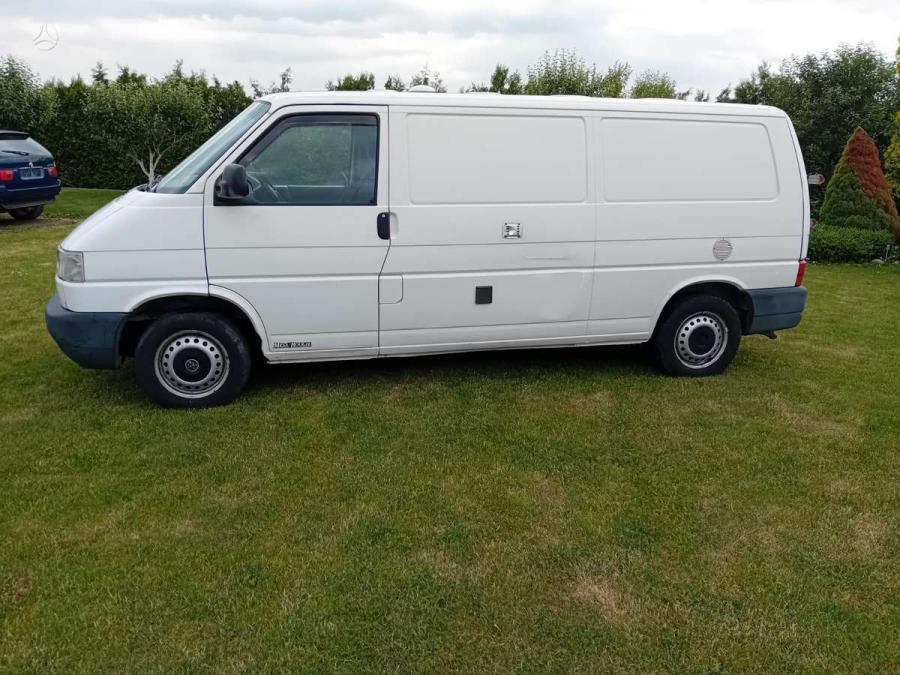 White Volkswagen Multivan 2003 in Marijampole, with an engine capacity of 2.50 L and mileage of 270 thousand km for 6200 €, photo 4 on AUTOMOTO.COM.LV