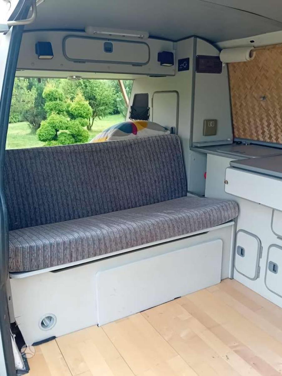 White Volkswagen Multivan 2003 in Marijampole, with an engine capacity of 2.50 L and mileage of 270 thousand km for 6200 €, photo 7 on AUTOMOTO.COM.LV