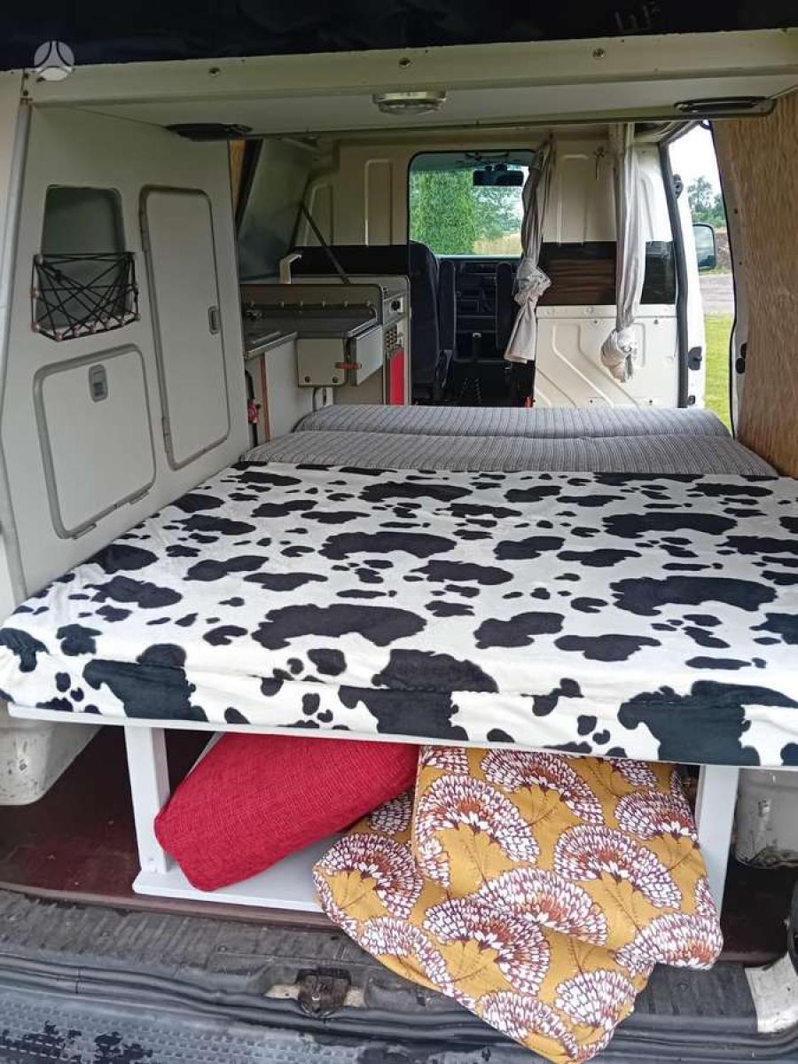 White Volkswagen Multivan 2003 in Marijampole, with an engine capacity of 2.50 L and mileage of 270 thousand km for 6200 €, photo 8 on AUTOMOTO.COM.LV