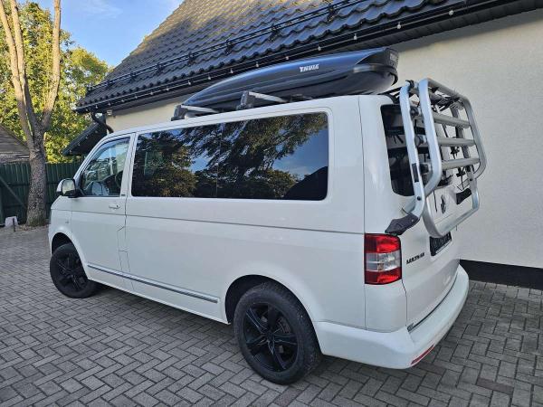 White Volkswagen Multivan 2013 in Kedainiai, with an engine capacity of 1.97 L and mileage of 279 thousand km for 14999 €, photo 7 on AUTOMOTO.COM.LV