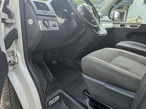 White Volkswagen Multivan 2013 in Kedainiai, with an engine capacity of 1.97 L and mileage of 279 thousand km for 14999 €, photo 15 on AUTOMOTO.COM.LV