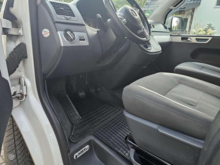 White Volkswagen Multivan 2013 in Kedainiai, with an engine capacity of 1.97 L and mileage of 279 thousand km for 14999 €, photo 15 on AUTOMOTO.COM.LV