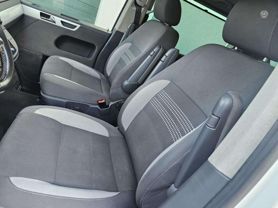 White Volkswagen Multivan 2013 in Kedainiai, with an engine capacity of 1.97 L and mileage of 279 thousand km for 14999 €, photo 16 on AUTOMOTO.COM.LV