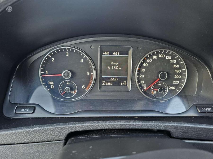 White Volkswagen Multivan 2013 in Kedainiai, with an engine capacity of 1.97 L and mileage of 279 thousand km for 14999 €, photo 18 on AUTOMOTO.COM.LV