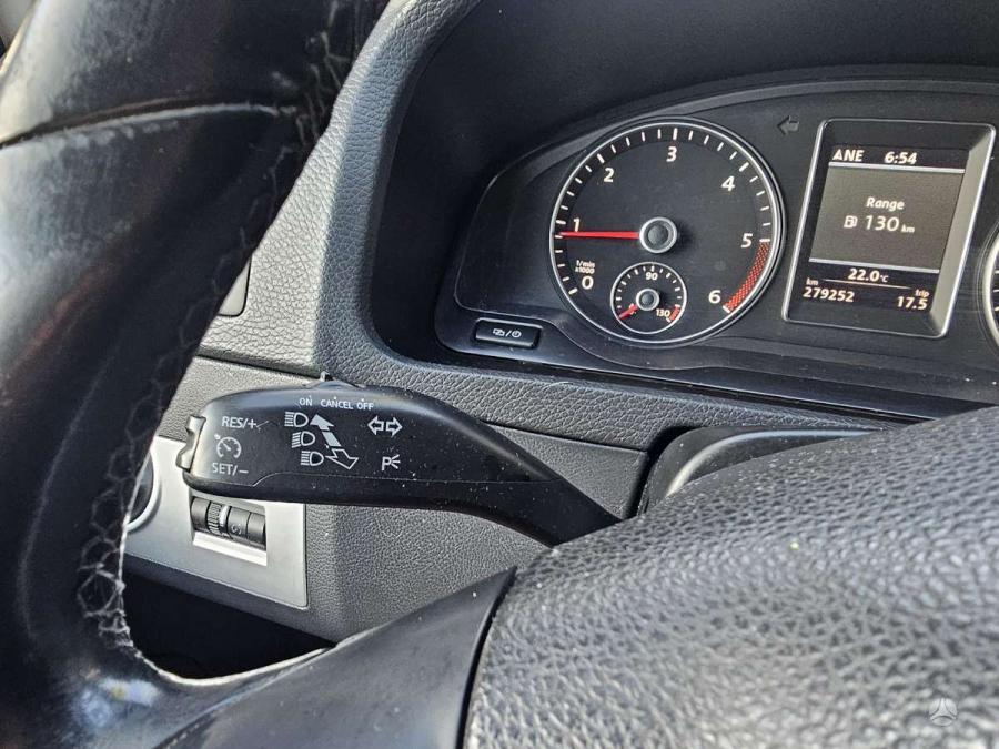 White Volkswagen Multivan 2013 in Kedainiai, with an engine capacity of 1.97 L and mileage of 279 thousand km for 14999 €, photo 19 on AUTOMOTO.COM.LV