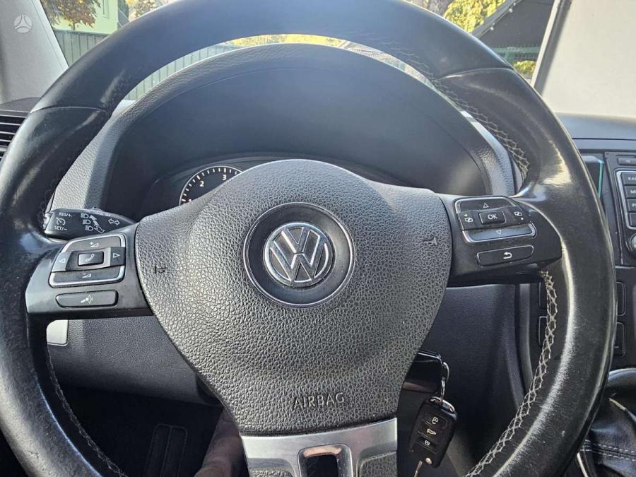 White Volkswagen Multivan 2013 in Kedainiai, with an engine capacity of 1.97 L and mileage of 279 thousand km for 14999 €, photo 24 on AUTOMOTO.COM.LV