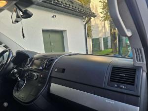 White Volkswagen Multivan 2013 in Kedainiai, with an engine capacity of 1.97 L and mileage of 279 thousand km for 14999 €, photo 26 on AUTOMOTO.COM.LV