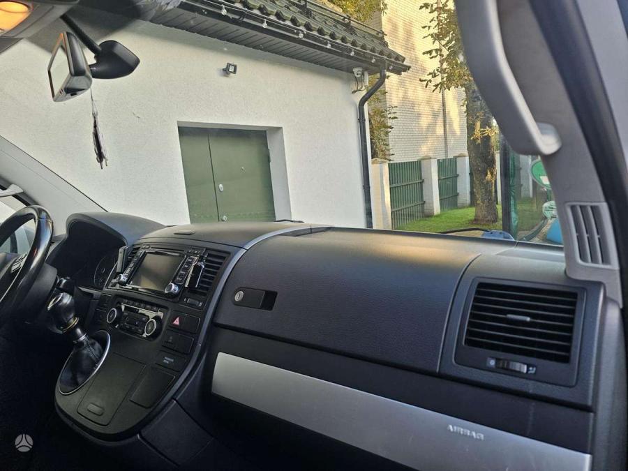 White Volkswagen Multivan 2013 in Kedainiai, with an engine capacity of 1.97 L and mileage of 279 thousand km for 14999 €, photo 26 on AUTOMOTO.COM.LV