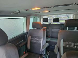 White Volkswagen Multivan 2013 in Kedainiai, with an engine capacity of 1.97 L and mileage of 279 thousand km for 14999 €, photo 29 on AUTOMOTO.COM.LV