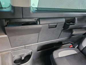 White Volkswagen Multivan 2013 in Kedainiai, with an engine capacity of 1.97 L and mileage of 279 thousand km for 14999 €, photo 32 on AUTOMOTO.COM.LV