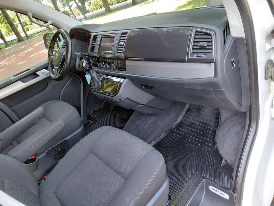 White Volkswagen Multivan 2016 in Vilkaviskis, with an engine capacity of 2.00 L and mileage of 210 thousand km for 22600 €, photo 27 on AUTOMOTO.COM.LV