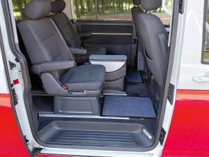 White Volkswagen Multivan 2016 in Vilkaviskis, with an engine capacity of 2.00 L and mileage of 210 thousand km for 22600 €, photo 29 on AUTOMOTO.COM.LV